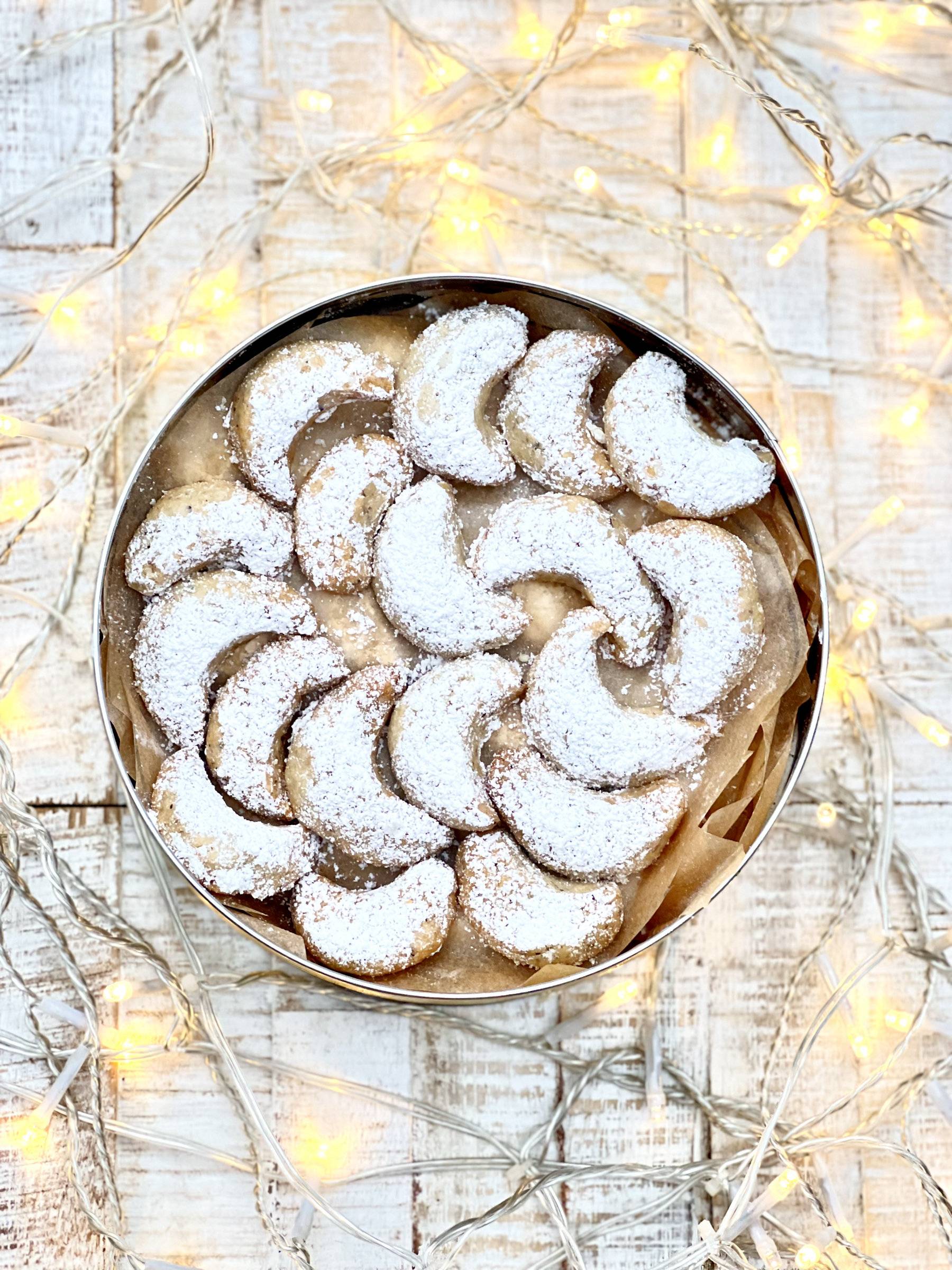 Vegan Vanillekipferl (German Vanilla Crescent Cookies) - Let's Go Tomato